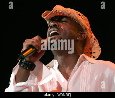 Darius Rucker with Hootie and the Blowfish performs in concert at the ...