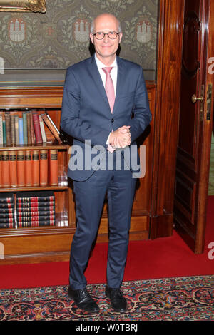 Hamburgs Erster Bürgermeister Peter Tschentscher, Nina Gessner und ...