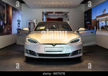 BERLIN - JUNE 09, 2018: Shoroom. Mid-size luxury car all-electric five ...