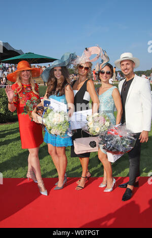 Lea Schnakenberg (Platz 3), Susan Sauer (Duesseldorf, PLATZ 1) und ...