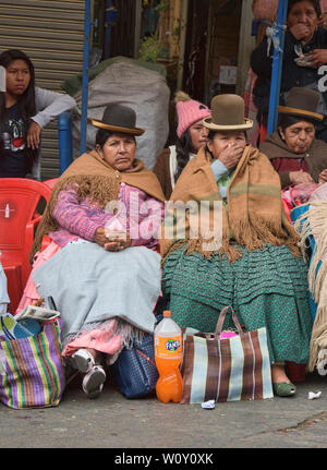 Traditional cholitas socialising, La Paz, Bolivia Stock Photo - Alamy