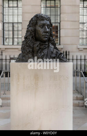 Statue of Samuel Pepys, Diarist, London, England Stock Photo - Alamy