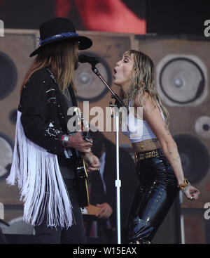 Miley Cyrus performing on the fifth day of the Glastonbury Festival at ...