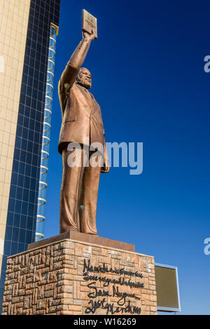 Statue of Sam Nujoma, the first president of Namibia, Namibian Museum ...