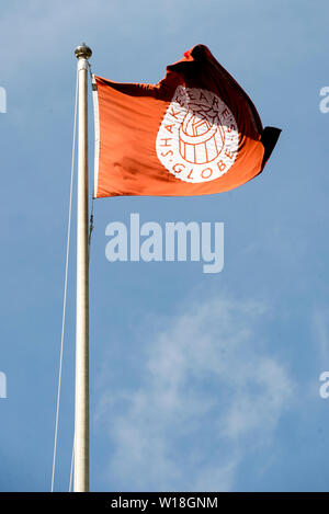 The flag flying above Shakespeare's Globe theatre on the south bank of ...