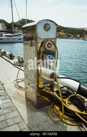 Charging and water station for boats, electrical outlets to charge ...