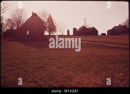 ABANDONED FARM OVERLOOKING RHODE ISLAND SOUND Stock Photo - Alamy