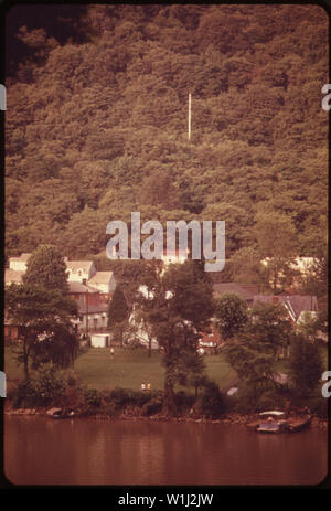 SMITHERS, A TOWN ON THE KANAWHA RIVER Stock Photo - Alamy