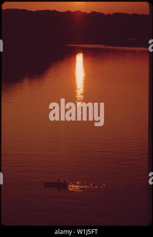 SUNSET ON THE POLLUTED POTOMAC Stock Photo - Alamy