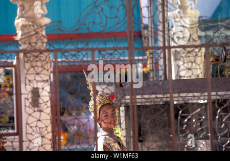 Temple dancer at Wat Mahatat, Petchaburi, Petchaburi Thailand Stock ...