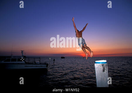 Jumping off jetty, Heron Island, Great Barrier Reef Queensland ...
