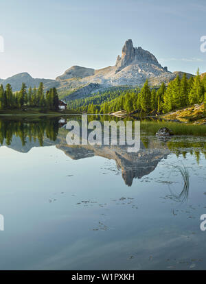 Lago di Croda da Lago Becco di Mezzodì Federa, Veneto, Italy Stock ...