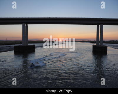 Sheppey Crossing, Kent, UK. 3rd July, 2019. UK Weather: the sun sets ...