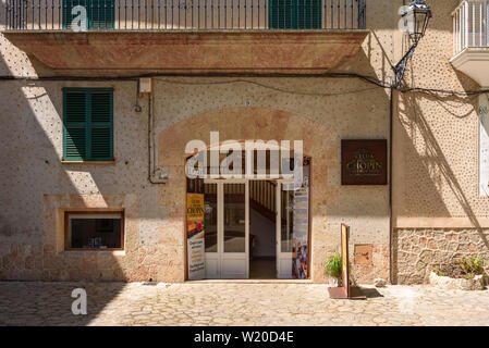 Chopin Museum at house Frederic Chopin was born, blooming horse Stock ...