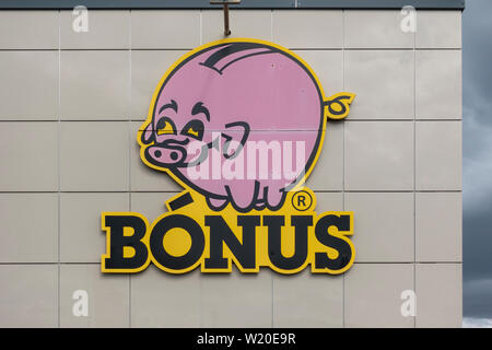 The pink pig logo on the side of a branch of the Icelandic Bonus ...