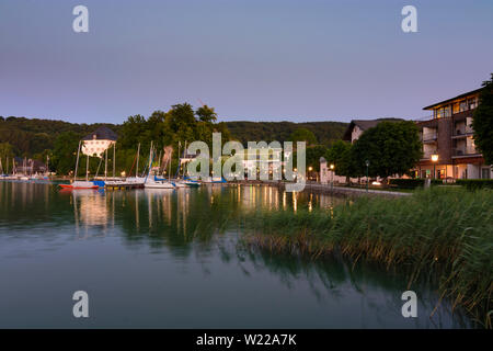 Mattsee: lake Mattsee, castle Schloss Mattsee, promenade, sailboats in ...