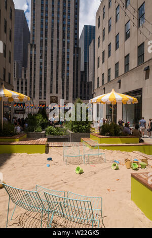 Sightseers at the Promenade, Rockefeller Center, Manhattan, New York ...