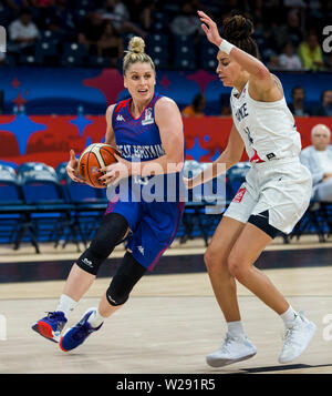 Johannah Leedham of GBR drives to the basket Stock Photo - Alamy