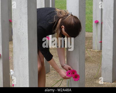 Londoners pay tribute to the victims of London's terrorist attacks in ...