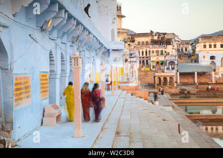 Women bathing in Pushkar Lake. Rajasthan. India Stock Photo - Alamy