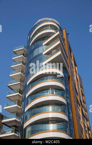 India, Maharashtra, Mumbai, Appartment building in upmarket Malabar ...