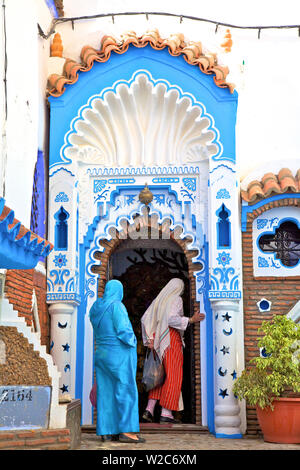 Two Moroccan Women In Costume, Chefchaouen, Morocco Stock Photo - Alamy