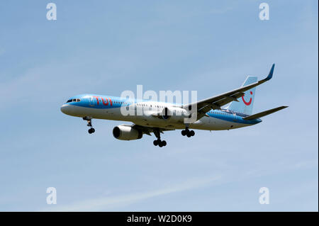 TUI Boeing 757-200 Landing Stock Photo - Alamy