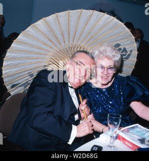 Der deutsche Showmaster und Schauspieler Heinz Schenk posiert mit ...