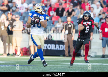 Winnipeg Blue Bombers receiver Nic Demski (10) catches the ball for a touchdown against the ...