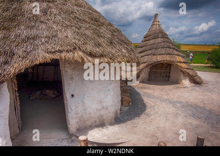 Neolithic houses at the Visitor Centre at Stonehenge Stock Photo - Alamy