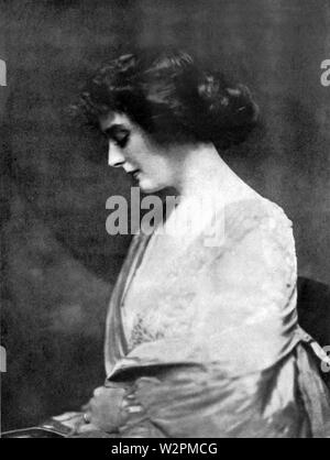 This black-and-white portrait by Alfred Cheney Johnston depicts Frieda ...