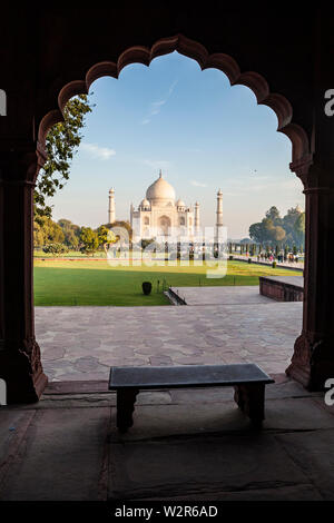 Taj Mahal view through the cusped arch of the Iwan Dar Iwan Stock Photo ...