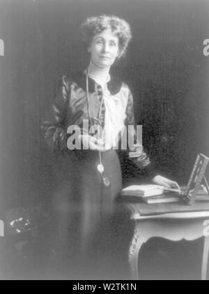 Women's suffrage campaigner Emmeline Pankhurst arrested at Buckingham ...