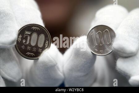 New 500 yen coins of Japan Stock Photo - Alamy