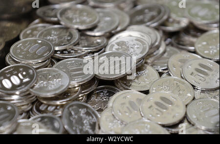New 500 yen coins of Japan Stock Photo - Alamy