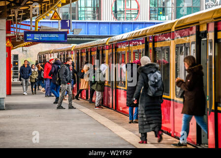 Passagiere, S-Bahn, Bahnhof Halensee, Wilmersdorf, Berlin, Deutschland ...