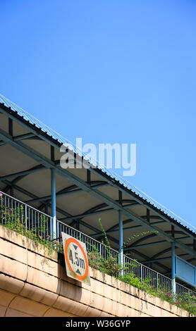 Overhead Pedestrian Bridge - Singapore City Stock Photo - Alamy