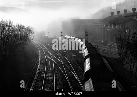 Freightliner aggregates train arriving at Tunstead quarry in the peak ...