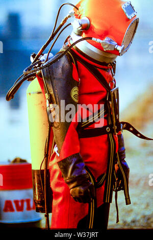 Archives 90s: Firefighters test special diving suit made for ...