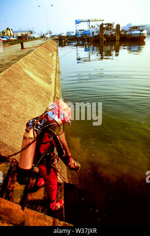 Archives 90s: Firefighters test special diving suit made for ...
