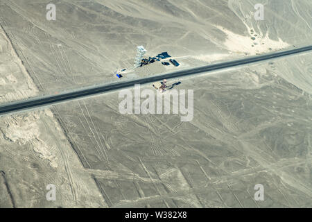 Lizard, Tree and Hands Images at Nazca Lines in Peru Stock Photo - Alamy