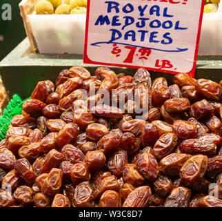 medjool date stall Stock Photo - Alamy
