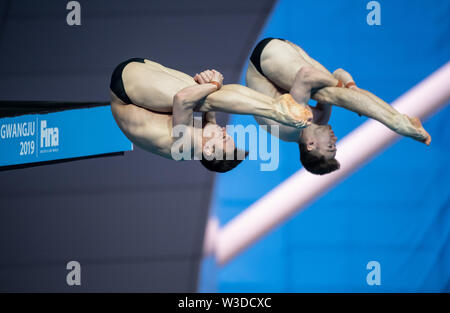 Thomas Daley and Matthew Lee of Great Britain compete during the men's ...