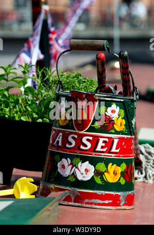 A Buckby can on a narrowboat, Stratford-upon-Avon, UK Stock Photo - Alamy