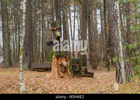 A carved tree trunk in the Enchanted Forest, Groombridge Place, Kent ...