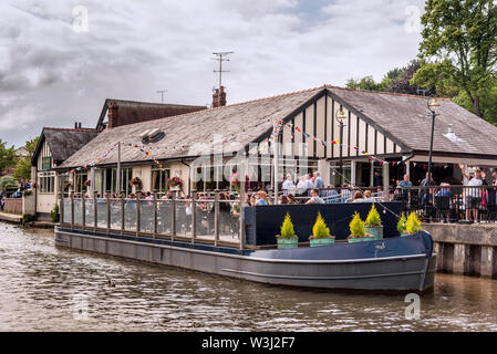 The river Dee at Chester. The Boathouse pub restaurant Stock Photo - Alamy