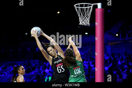 Northern Ireland's Michelle Magee (right) and Sri Lanka's Dulangi ...