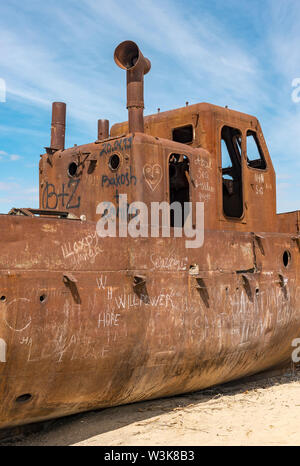 Run down graveyard Stock Photo - Alamy