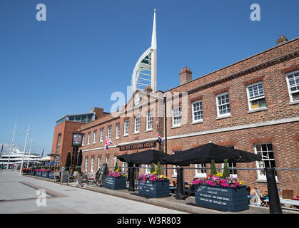 The Old Customs House Pub in Gunwharf Quays Portsmouth at night a ...