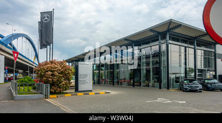 A Mercedes-Benz dealership - Autoklass București Sud - in central ...